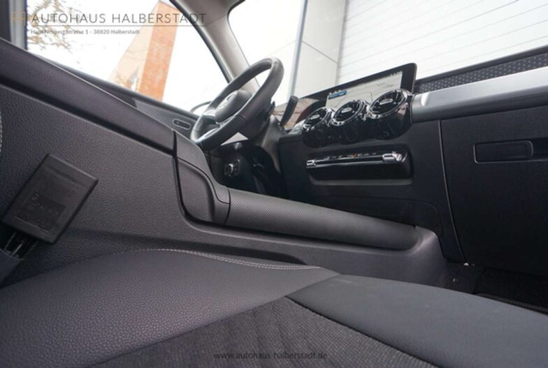 Mercedes GLB 220 4Matic Kamera+Park/Spur/LED de 2025, 19 011 km ...